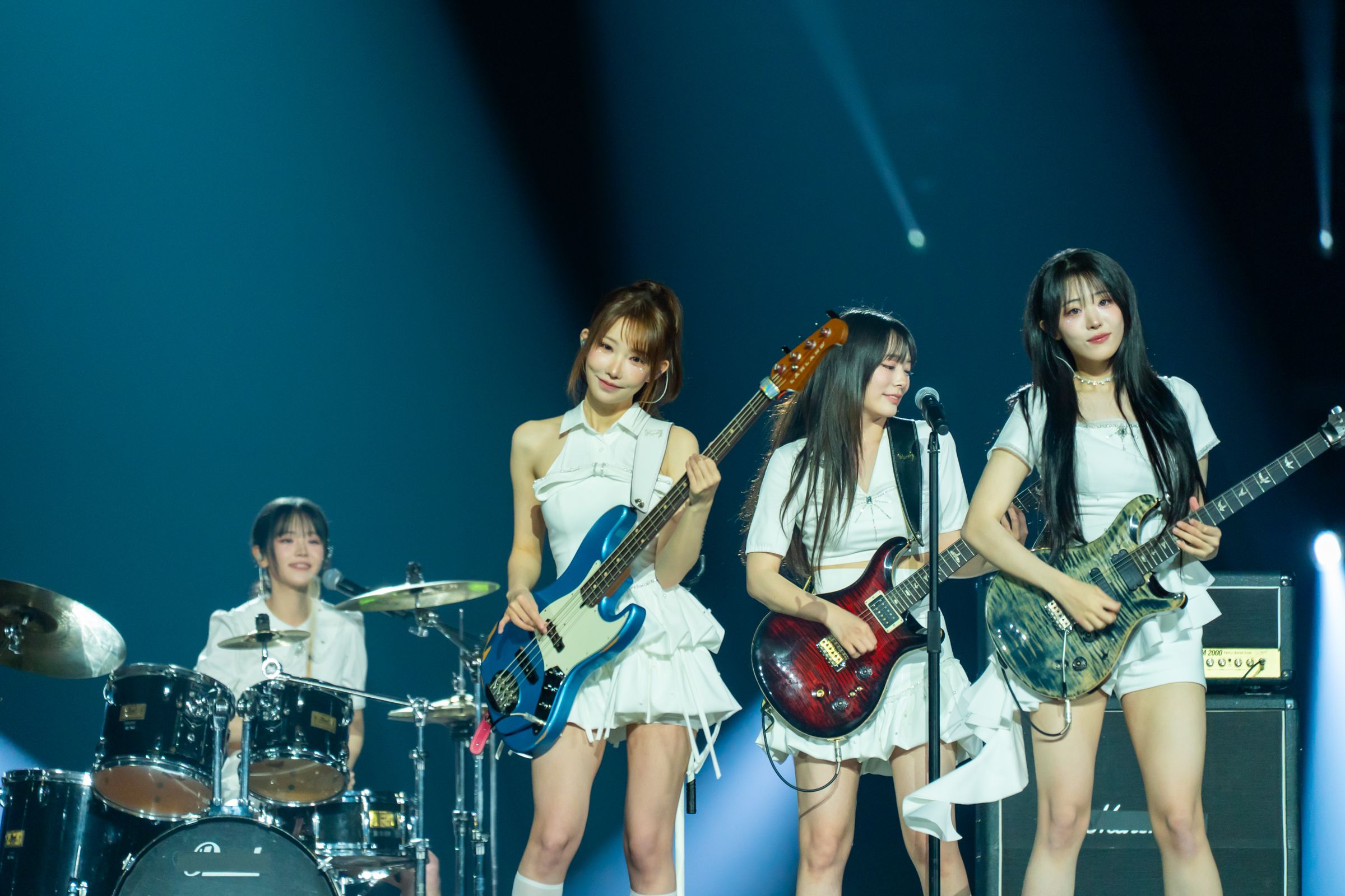 韓国ガールズバンドQWERが「KCON JAPAN」初参戦！大ヒット曲「悩み中毒」KCONバージョンを披露し会場興奮、純白衣装で日本ファンのハートを直撃！〈レポート〉 | 概要 ｜ 韓国TV ...